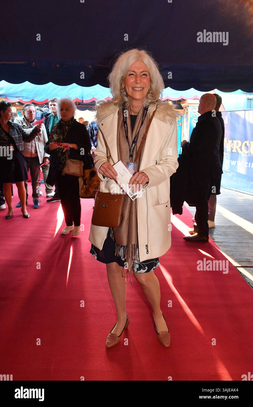 Linda Jo Rizzo bei der Circus Krone „Farbenspiel - Gold Edition ...