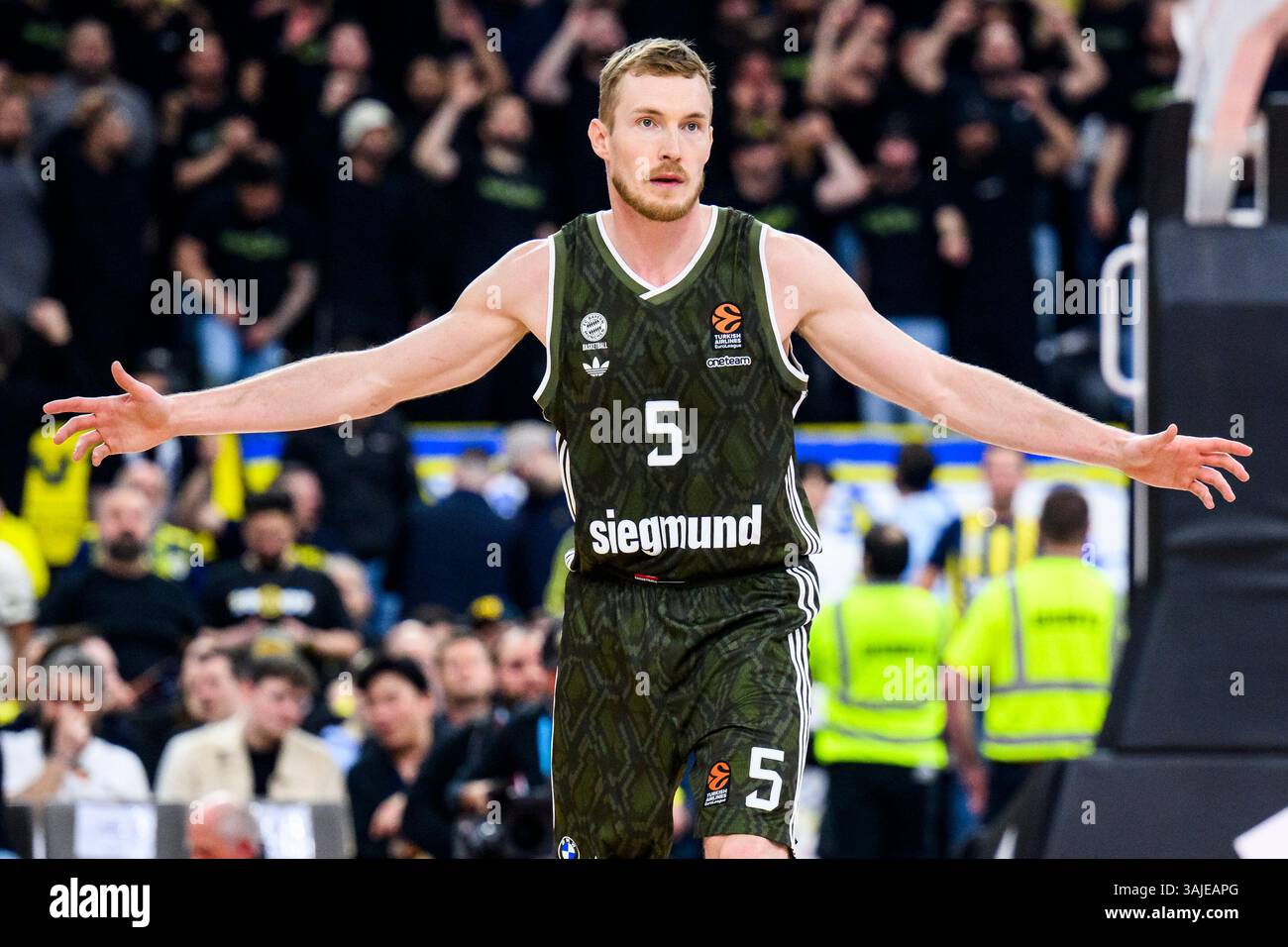 10 April 2025, Bavaria, Munich: Basketball: Euroleague, FC Bayern ...