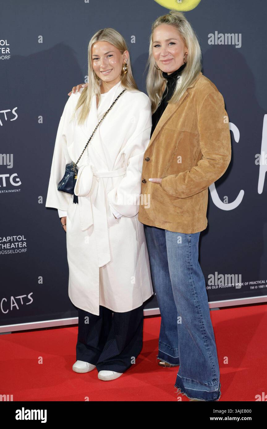 Janine Kunze mit Tochter Lili Budach bei der VIP-Premiere des Musicals ...