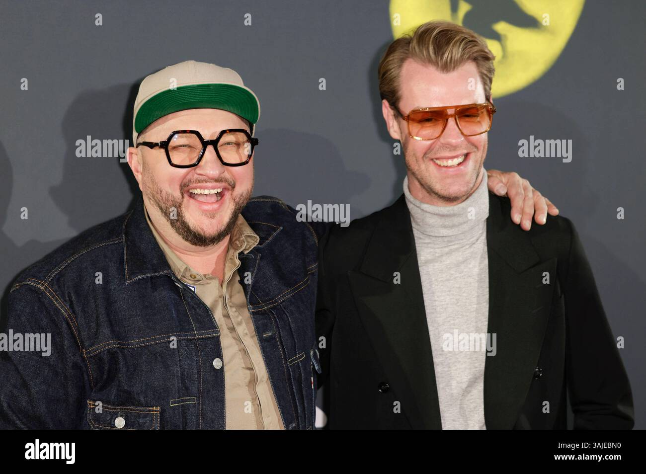 Sebastian Lege mit Gast bei der VIP-Premiere des Musicals Cats im ...