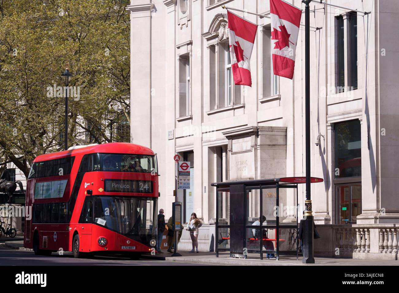 A London bus passes Canada House, the Canadian High Commission in ...