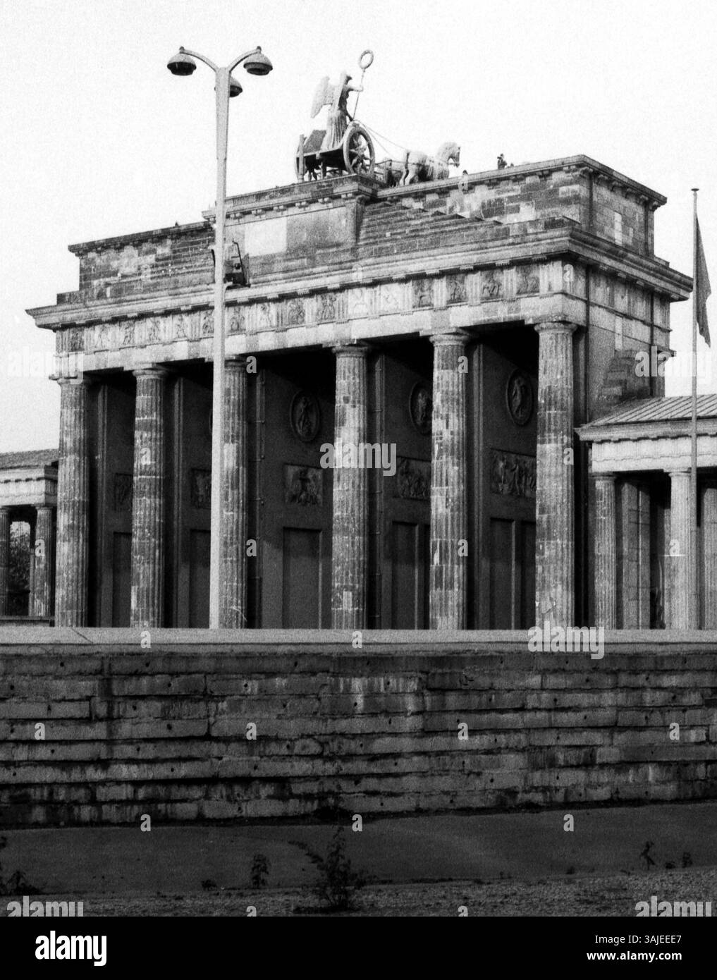 Brandenburg gate berlin wall hi-res stock photography and images - Alamy