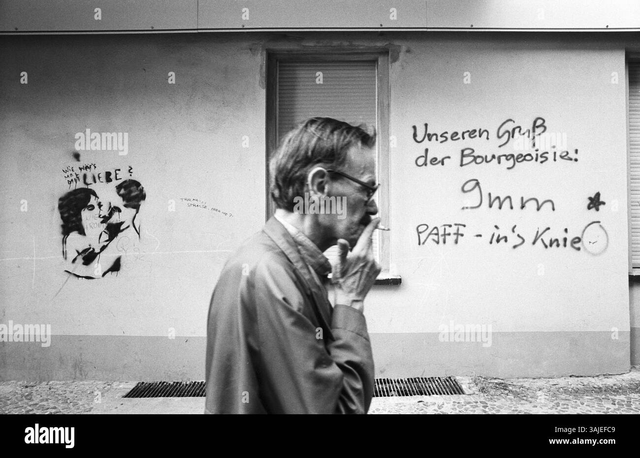 Graffiti in Prenzlauer Berg: 'Unsern Gruss der Bourgeoisie 9 mm - paff ...