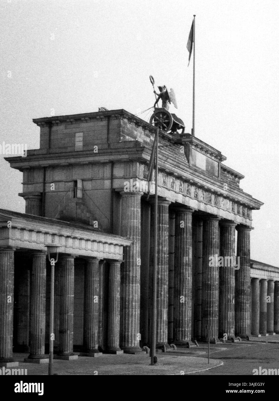 Berlin wall brandenburg gate 1973 hi-res stock photography and images ...