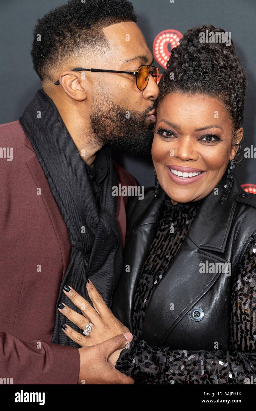 New York, USA. 10th Apr, 2025. Anthony Davis and Yvette Nicole Brown ...