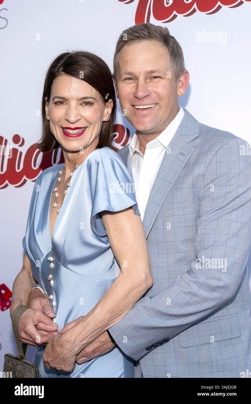 Perrey Reeves mit Ehemann Aaron Endress-Fox bei der Premiere des ...