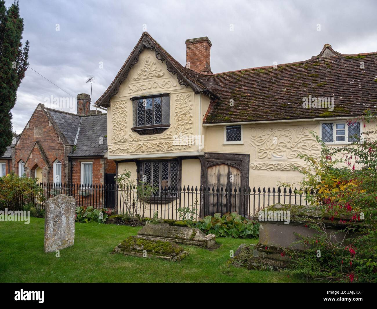 Timber medieval building hi-res stock photography and images - Alamy