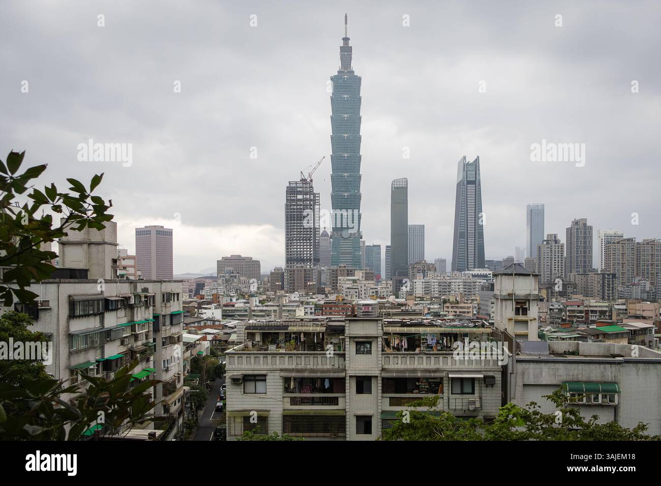 Taipei 101 building along the Taipei city skyline. Photo taken on a ...