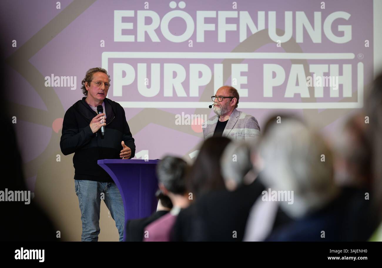 11 April 2025, Saxony, Flöha: Alexander Ochs (r), curator of the ...