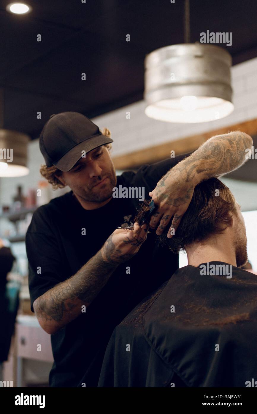 Mens haircut in barbershop hair hi-res stock photography and images - Alamy