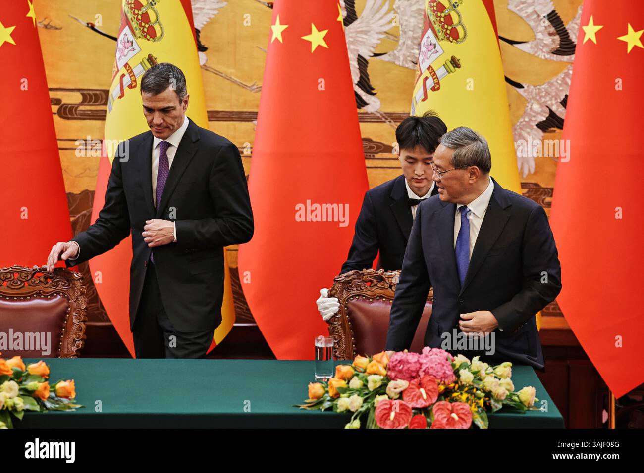 Spanish Prime Minister Pedro Sanchez, left and Chinese Premier Li Qiang ...