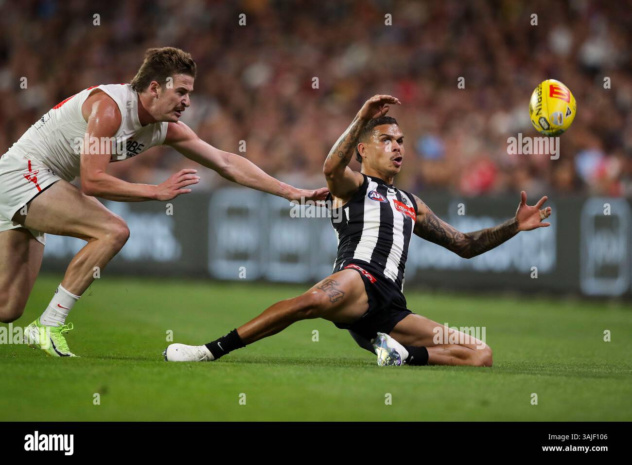 Bobby Hill of the Magpies attempts to mark the ball under pressure from ...