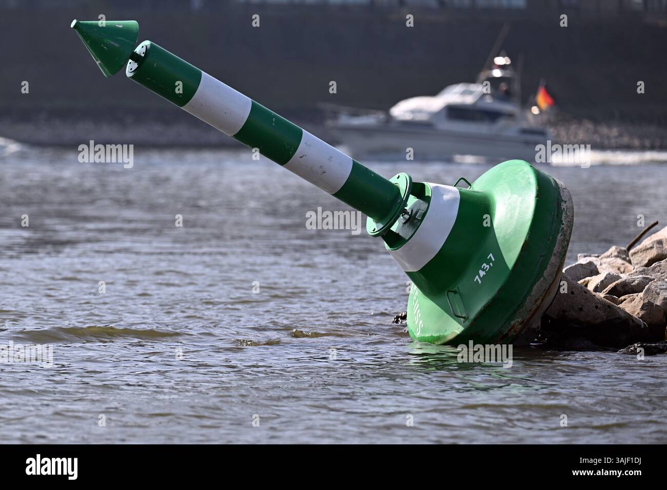 Duesseldorf, Germany. 11th Apr, 2025. A green fairway buoy has fallen ...