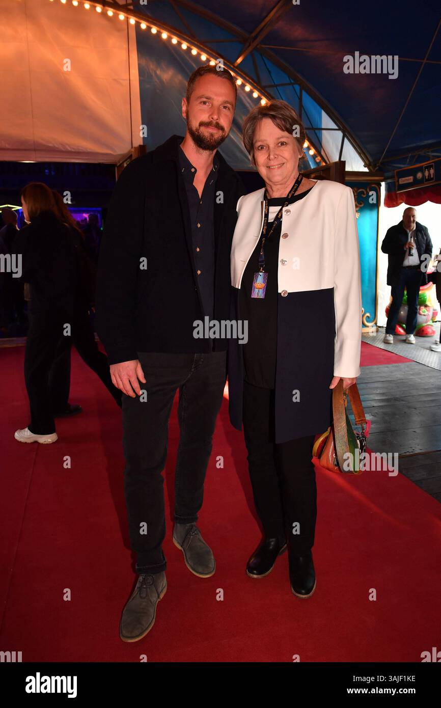 Ramona Leiss mit Sohn Sascha / Premiere / Circus Krone / Farbenspiel ...
