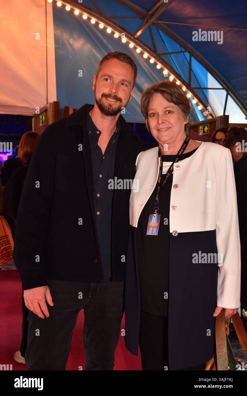 Ramona Leiss mit Sohn Sascha / Premiere / Circus Krone / Farbenspiel ...