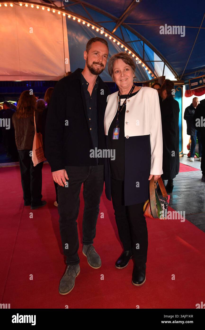 Ramona Leiss mit Sohn Sascha / Premiere / Circus Krone / Farbenspiel ...