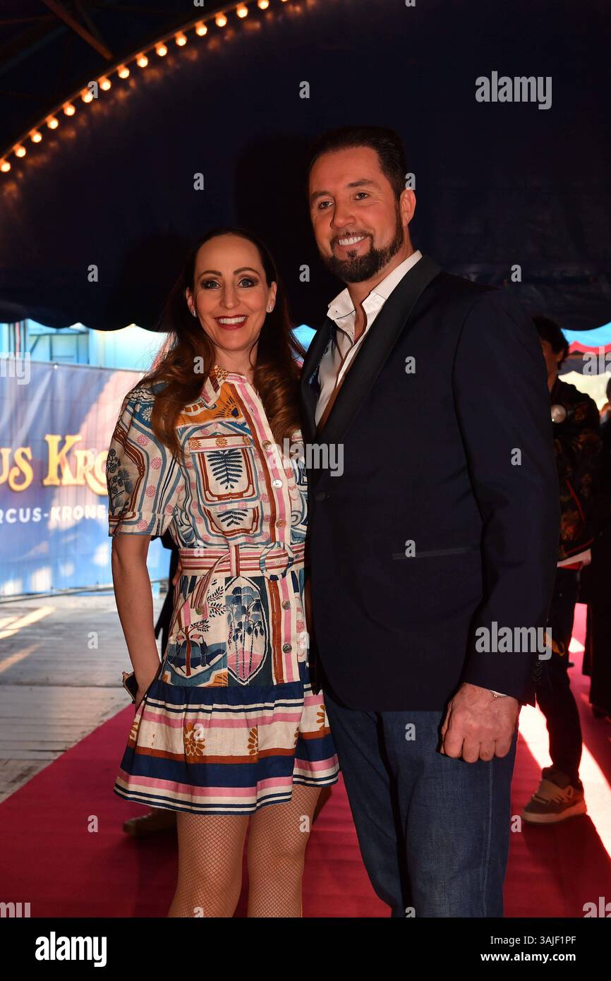 Jana Mandana Lacey-Krone und Martin Lacey jr. / Premiere / Circus Krone ...