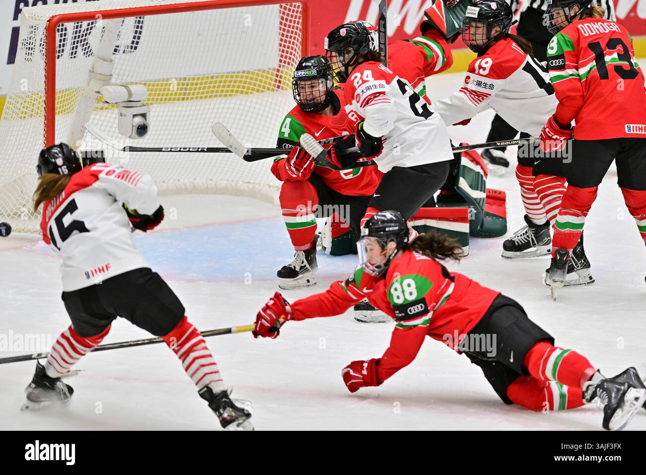 Budweis, Czech Republic. 11th Apr, 2025. L-R Rui Ukita (JPN), Taylor ...