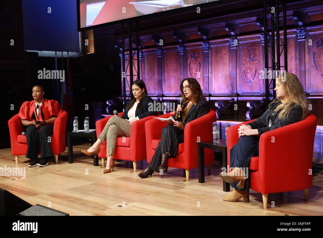 Journalists under fire workshop moderated by Elisa Lees Munoz, Dana ...