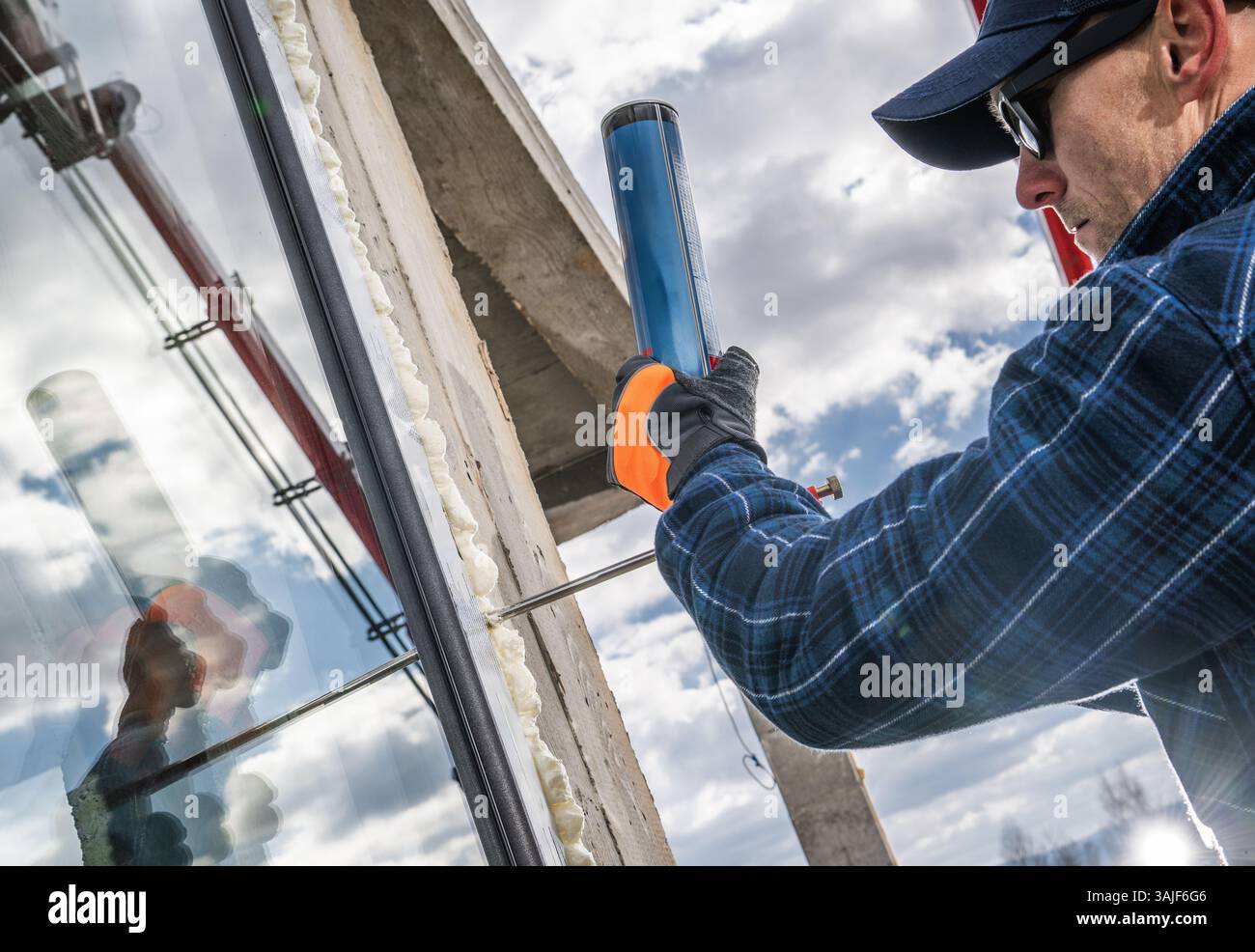 Construction worker applies sealant hi-res stock photography and images - Alamy