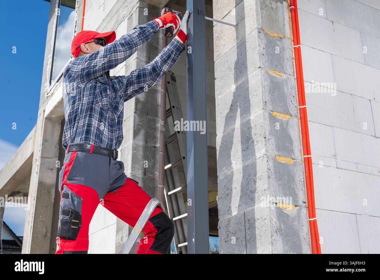 Tradesman on site red hi-res stock photography and images - Alamy