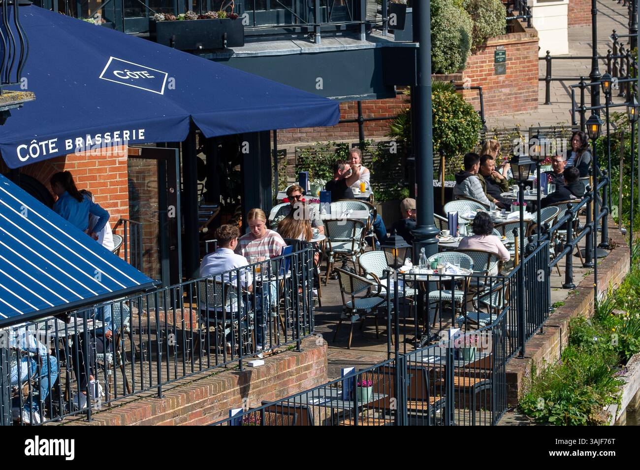 Windsor, Berkshire, UK. 11th April, 2025. Diners eating outside the ...