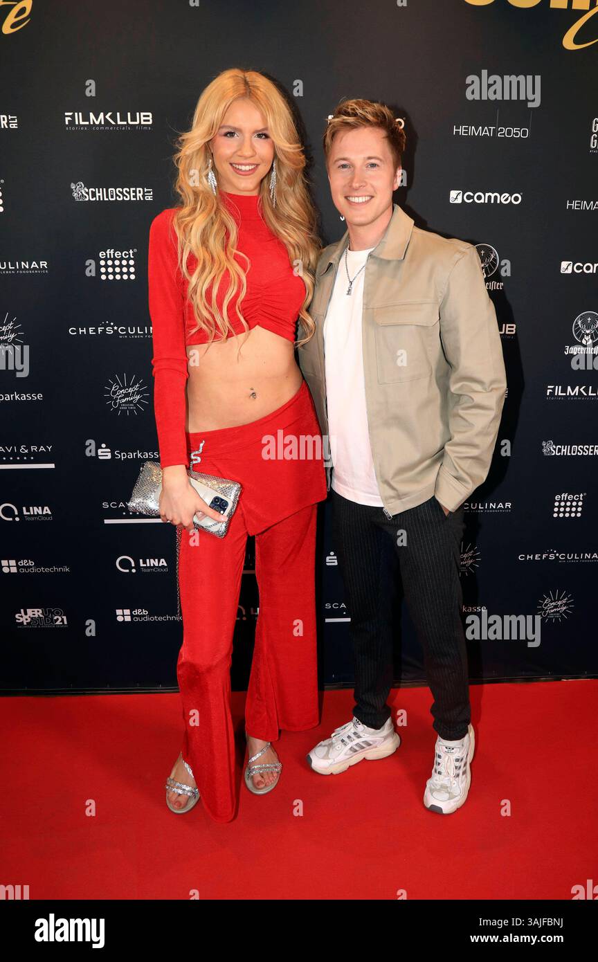 Pia-Sophie Remmel und Daniel Sommer beim Grand Opening vom Schlager ...