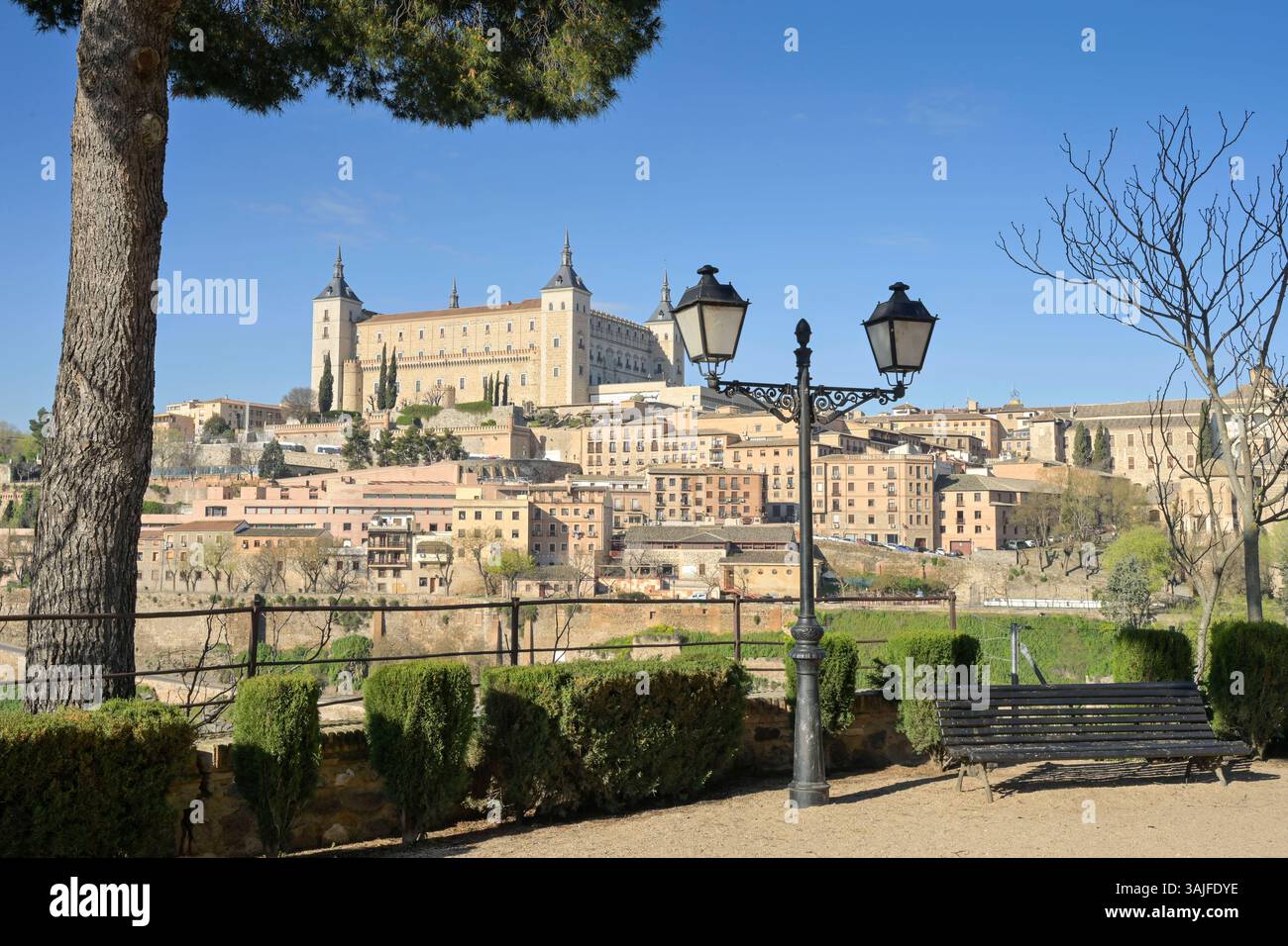 Terrasse des Castillo de San Servando, Stadtpanorama, Festung Alcazar ...