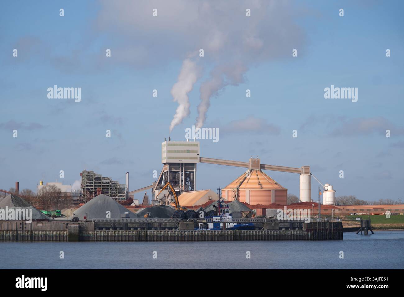 27 March 2025, Lower Saxony, Stade: View of the seaport of Stade on the ...