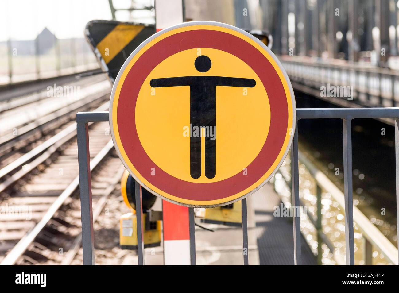 Verbotsschild auf einer Eisenbahnbrücke 20250410ad473 Absperrung ...