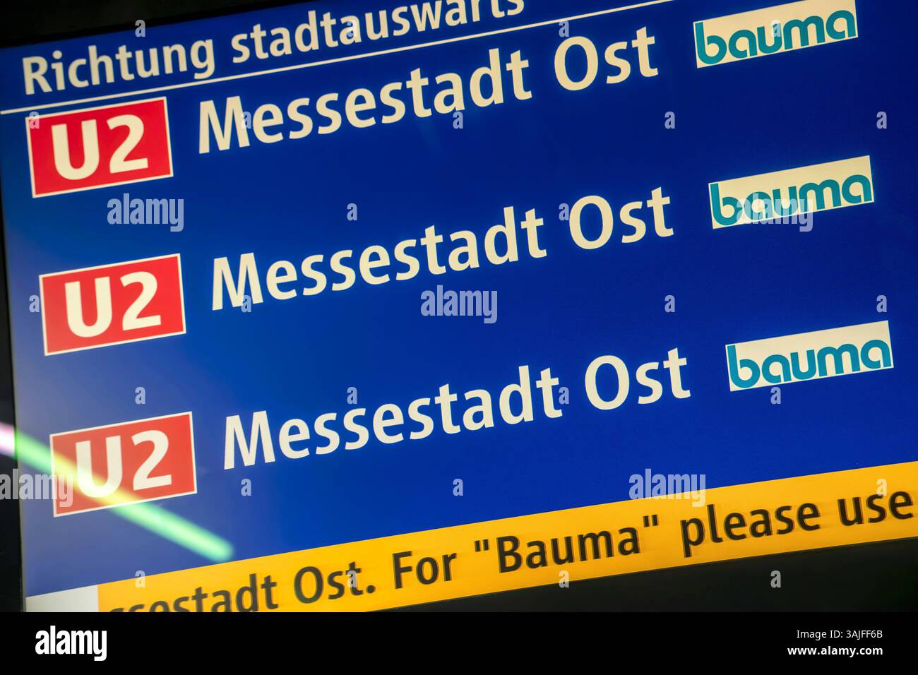 U-Bahn Linie U2 fährt zur Bauma, München, April 2025 Deutschland ...