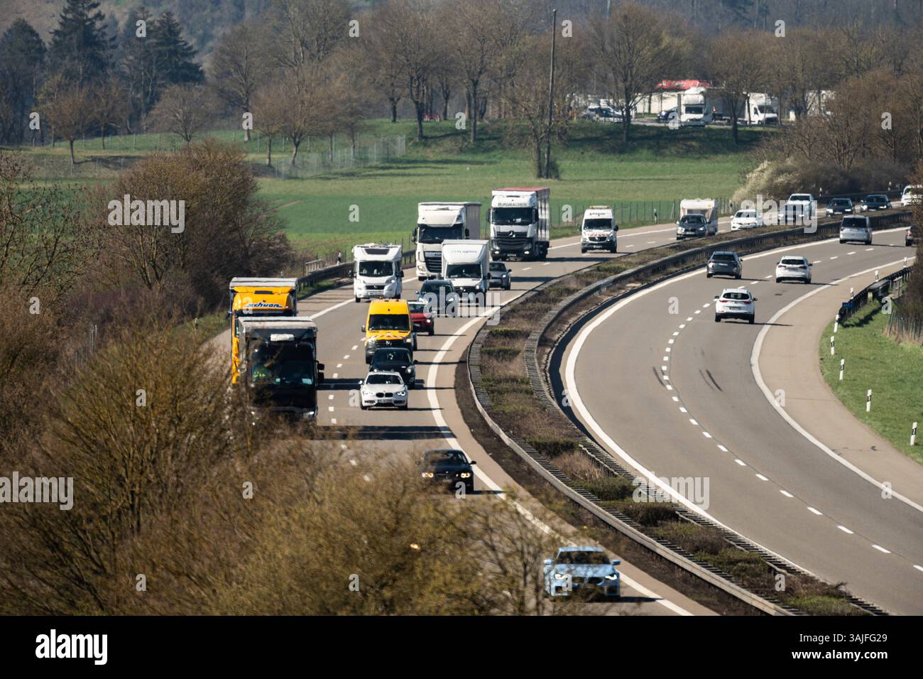 Zahlreiche Autos und LKW sind auf der Autobahn 81 A81 bei Rottweil ...