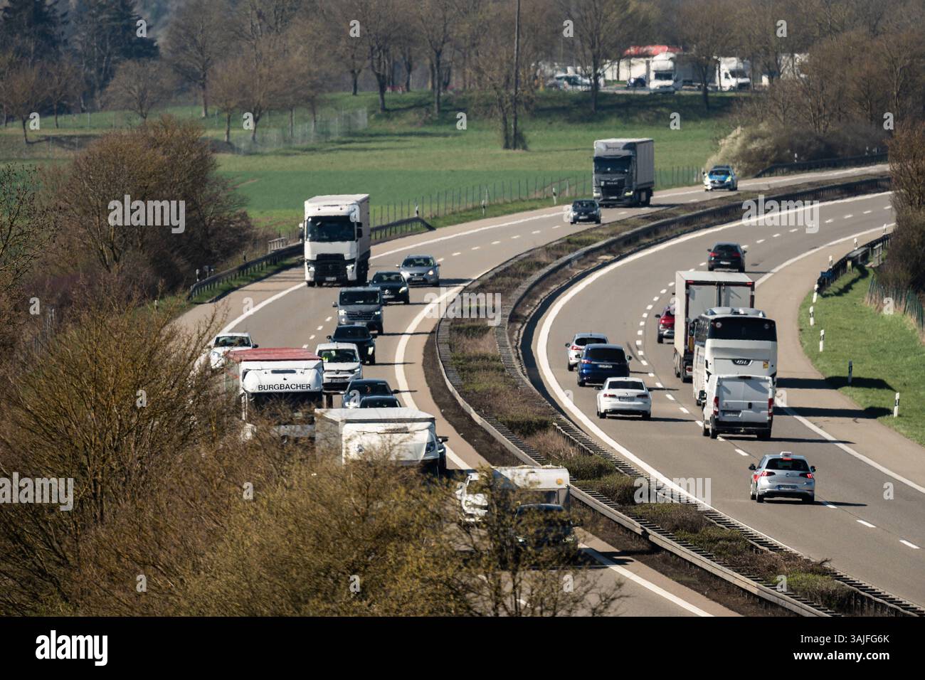 Zahlreiche Autos und LKW sind auf der Autobahn 81 A81 bei Rottweil ...