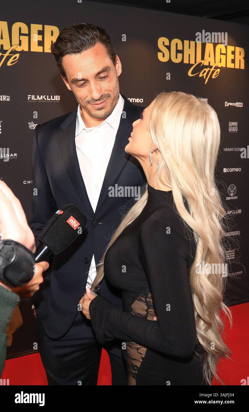 Eröffnung des Schlager Cafes in Düsseldorf Marie Reim mit ihrem neuen ...
