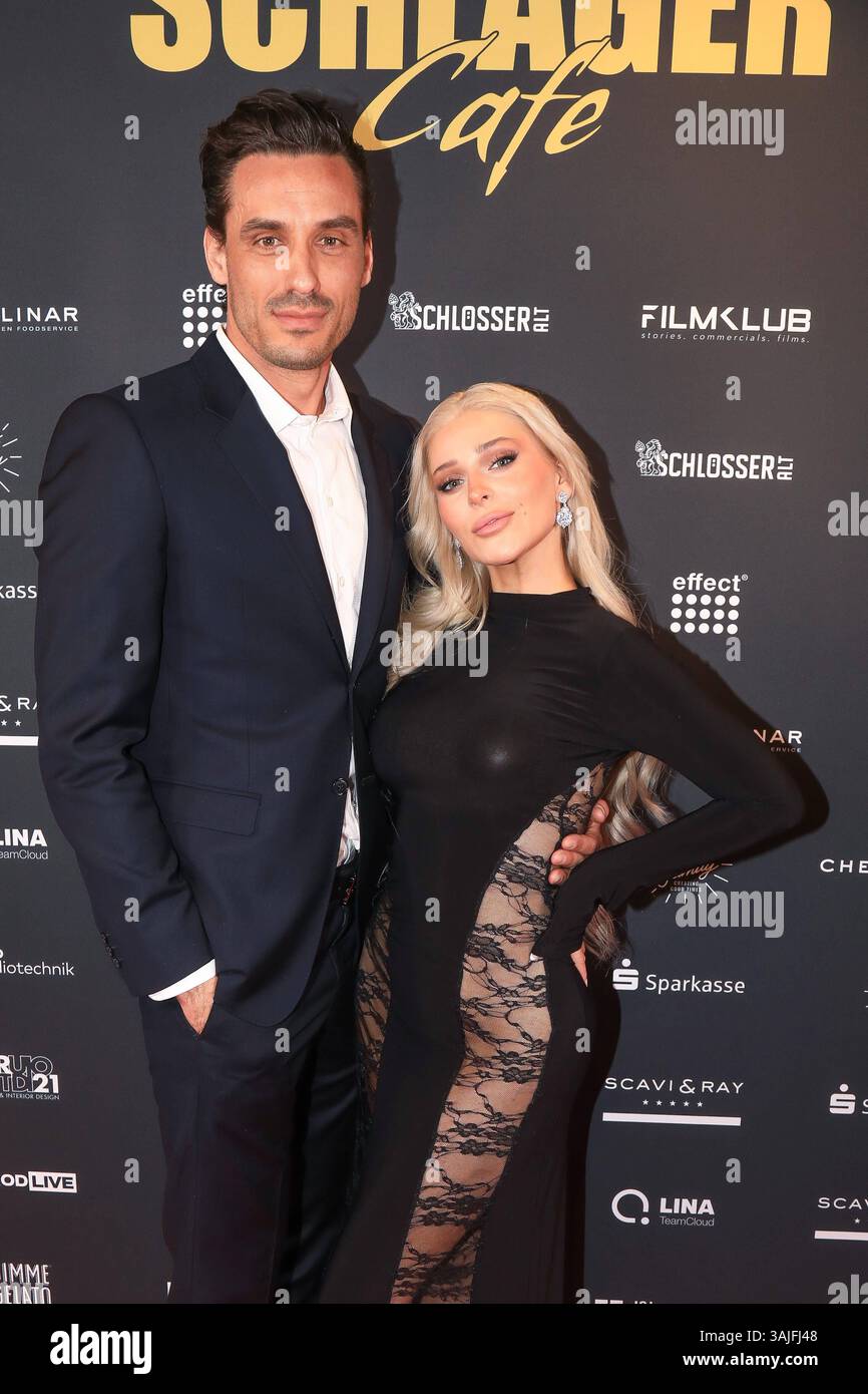 Eröffnung des Schlager Cafes in Düsseldorf Marie Reim mit ihrem neuen ...