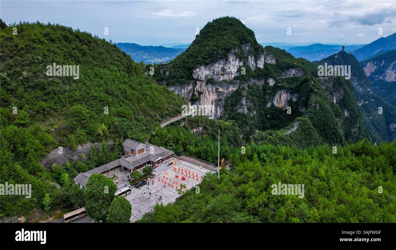 (250411) -- CHONGQING, April 11, 2025 (Xinhua) -- An aerial drone photo ...