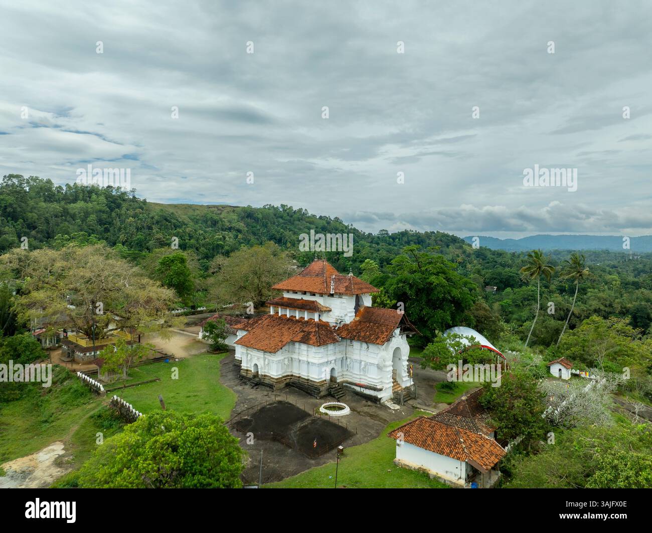 Sri Lankathilake Rajamaha Viharaya, an ancient Buddhist temple in ...