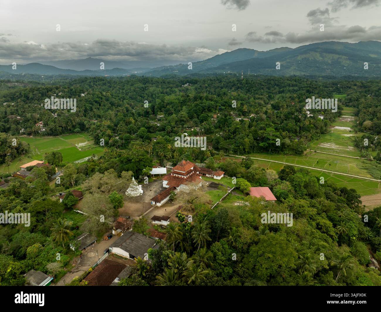 Sri Lankathilake Rajamaha Viharaya, an ancient Buddhist temple in ...