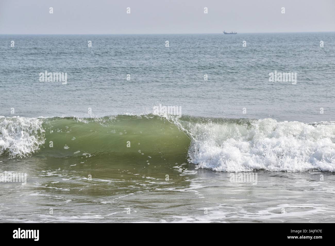 Ocean storm waves dramatically crashing splashing Sky horizon line Sea ...