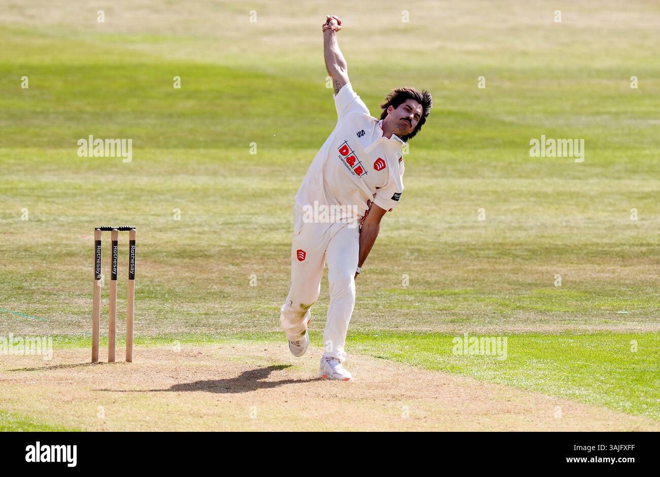 Essex's Shane Snater bowling during day one of the Rothesay County ...