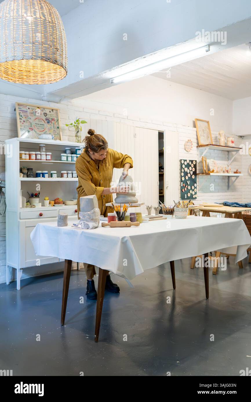 Delicate pottery hi-res stock photography and images - Alamy