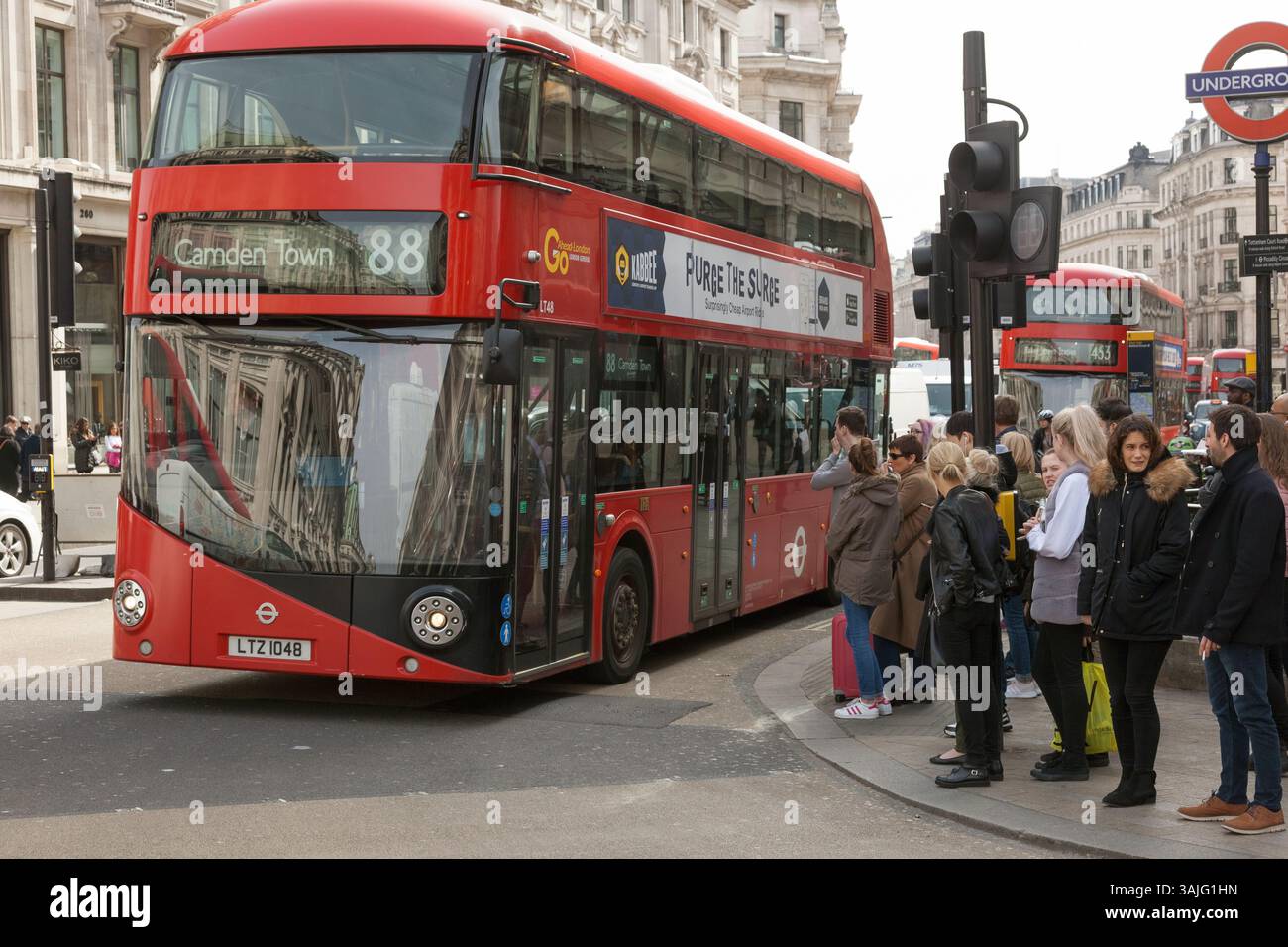 Shoppers compete with the risk presented by busy London traffic of ...