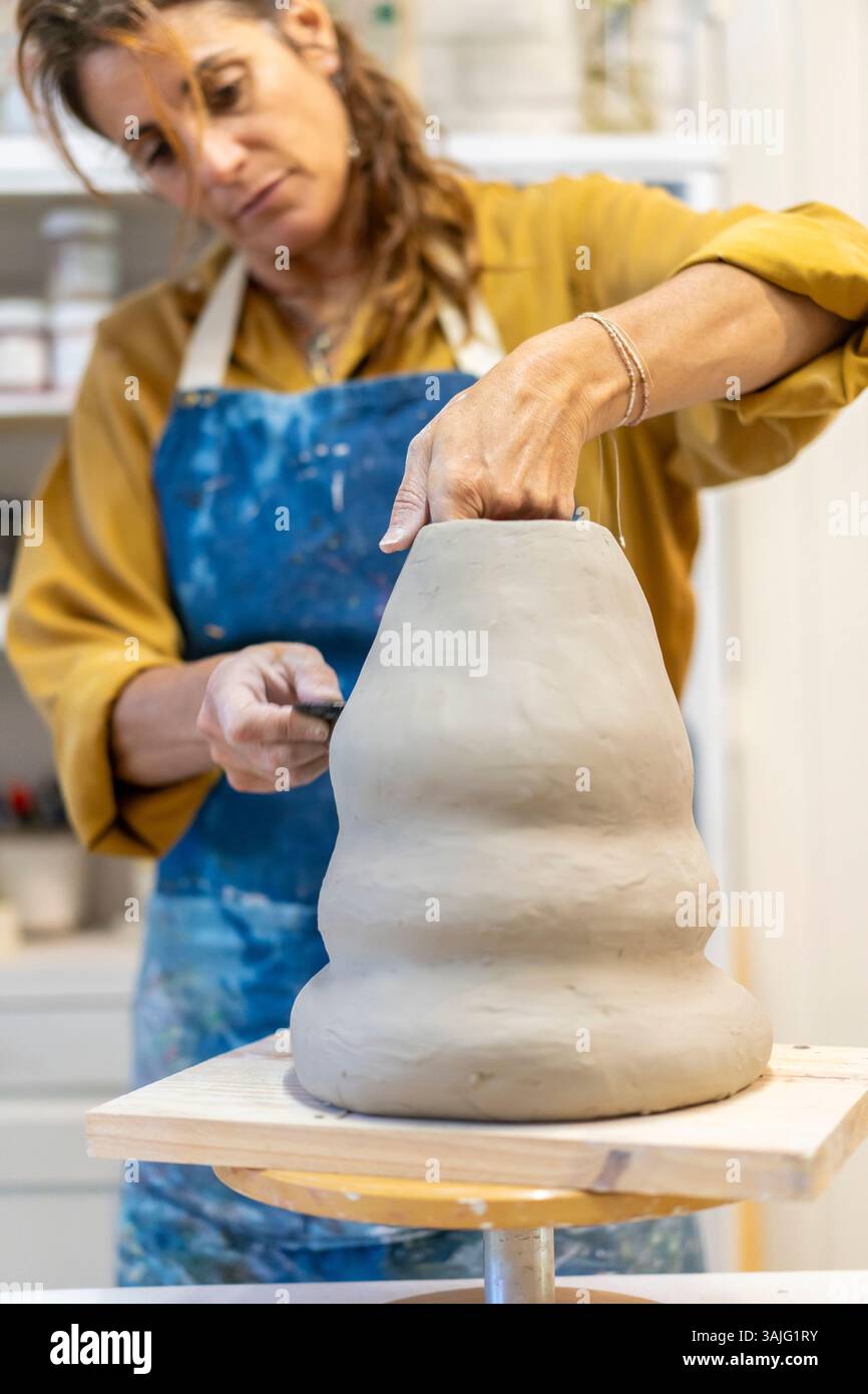 Ceramist pottery hi-res stock photography and images - Alamy