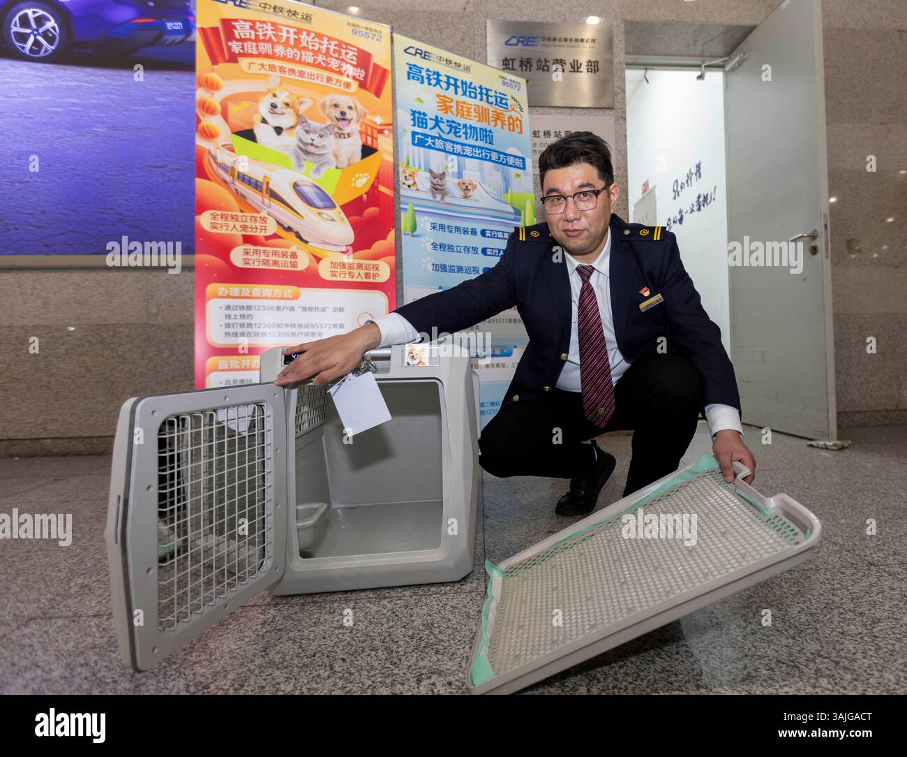 (250411) -- SHANGHAI, April 11, 2025 (Xinhua) -- A manager with China ...