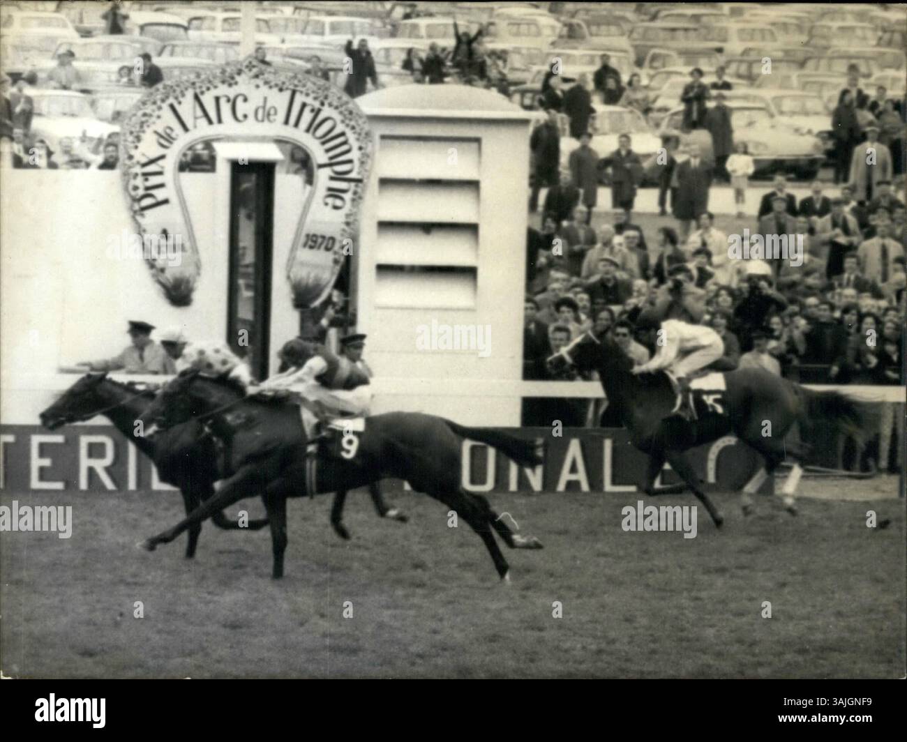 Oct 10 1970 arriving finish line hi-res stock photography and images ...
