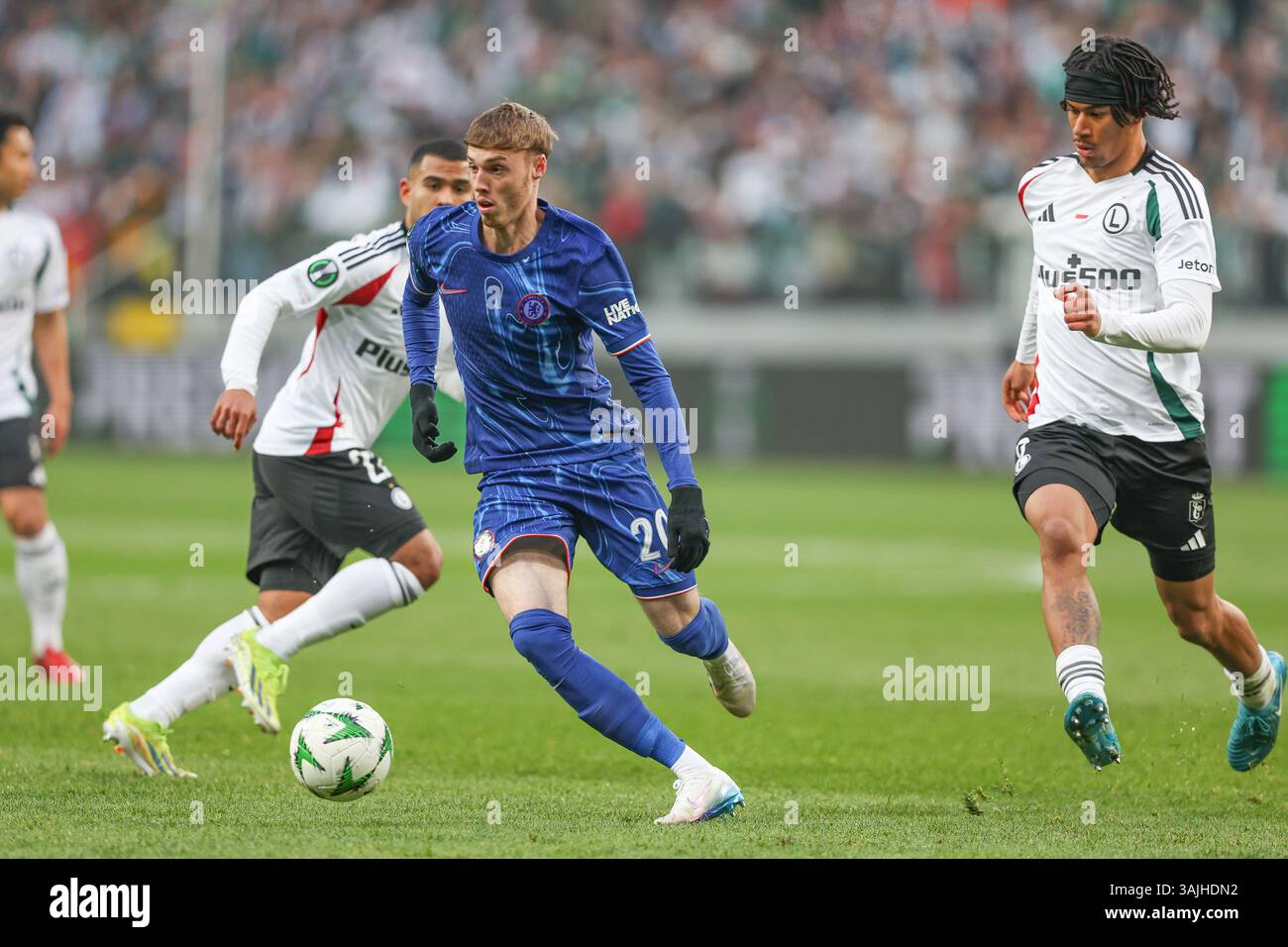 Cole Palmer of Chelsea London (L) and Maxi Oyedele of Legia Warszawa ...