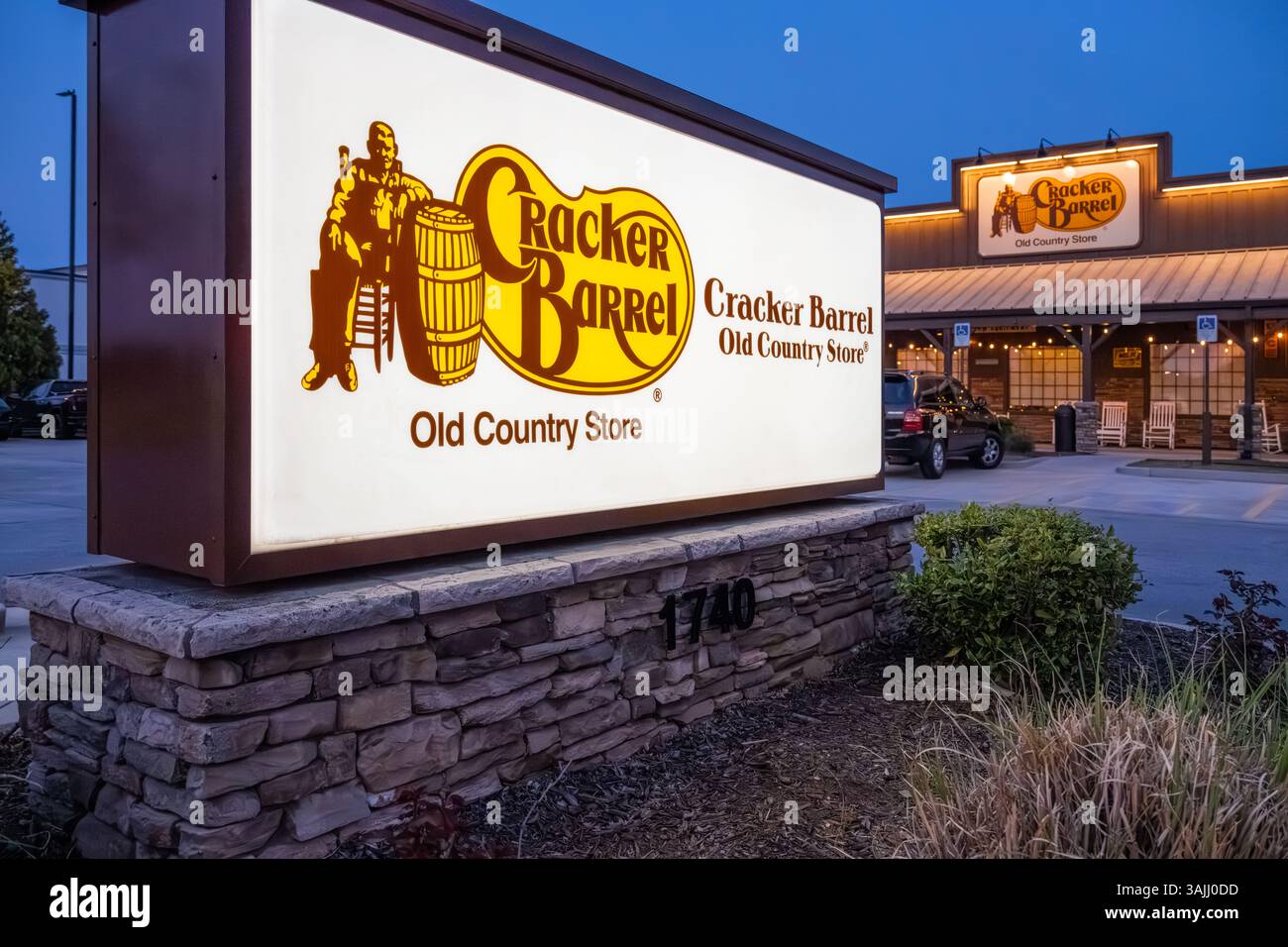 Cracker Barrel restaurant and Old Country Store at dusk in Snellville ...
