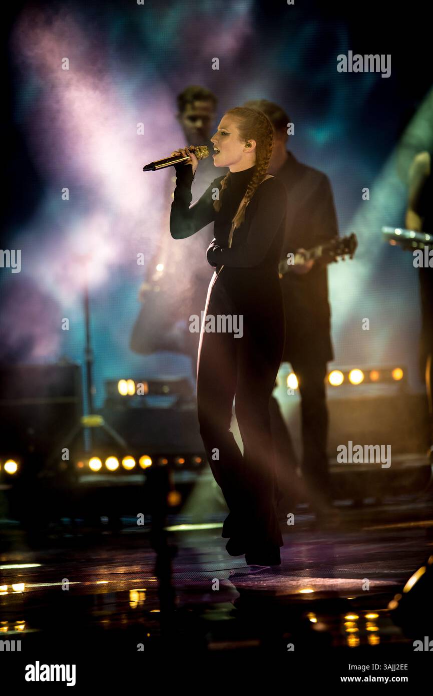 Jess glynne cantante hi-res stock photography and images - Alamy