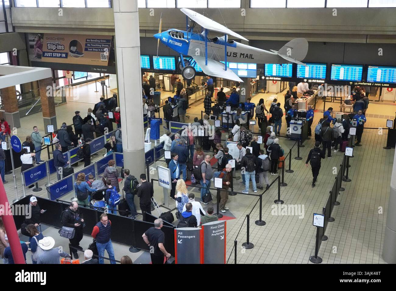 Passengers wait in the TSA security lines at Pittsburgh International ...