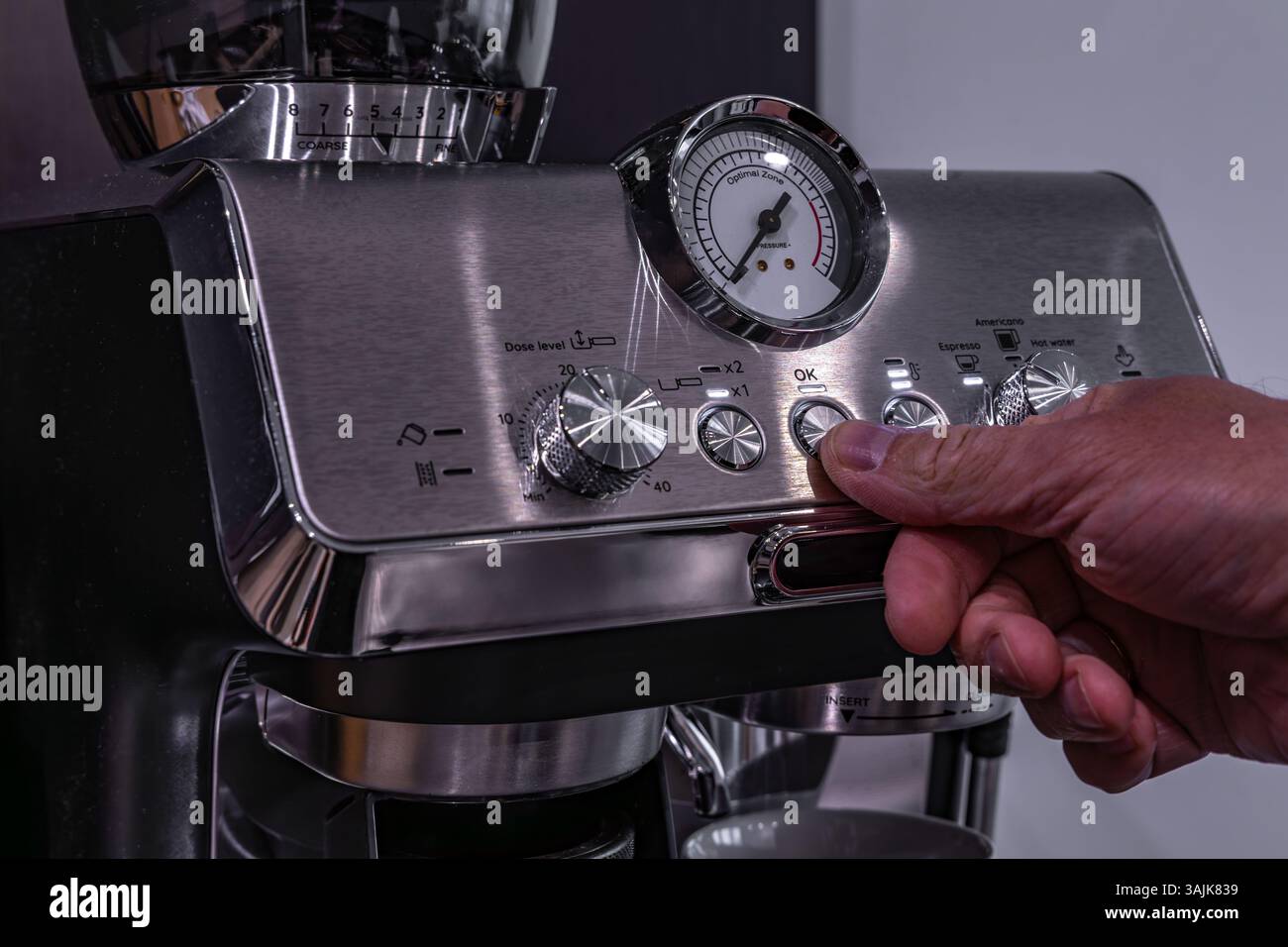 Setting the pressure in a coffee machine, pressure gauge, brewing ...